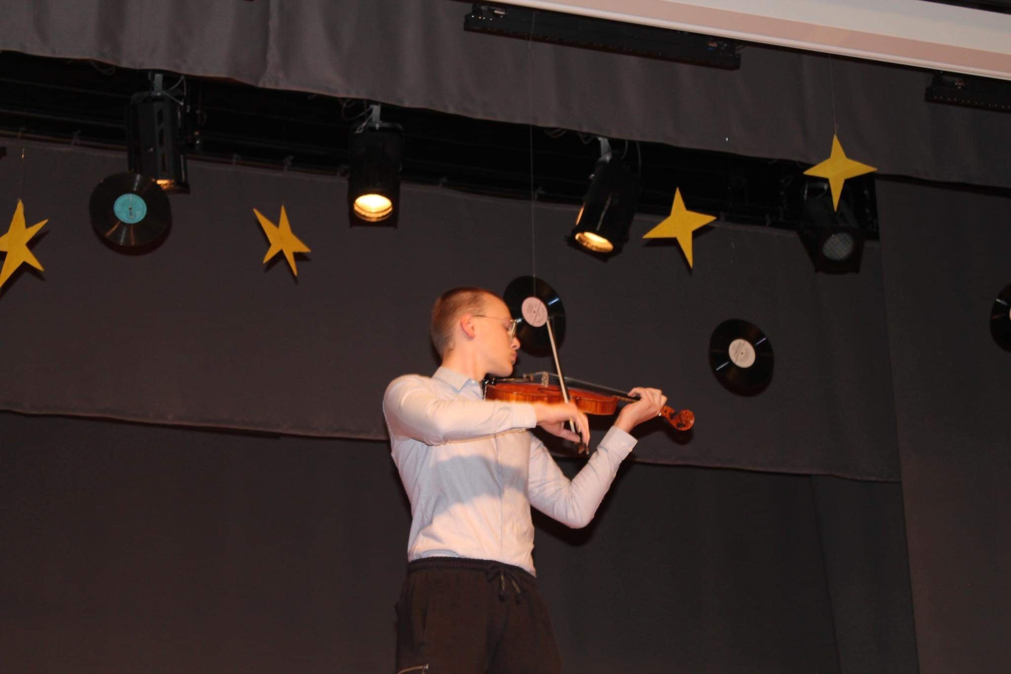 Foto avaneb modaalaknas